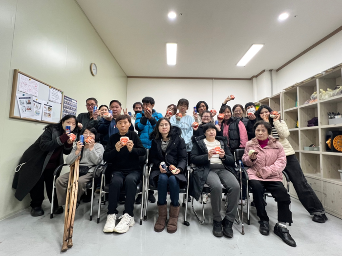 앙상블 피부과 의원, 사단법인 경기도장애인마을 장애인들에게 행복한 크리스마스 햄버거 전달:수원복지신문